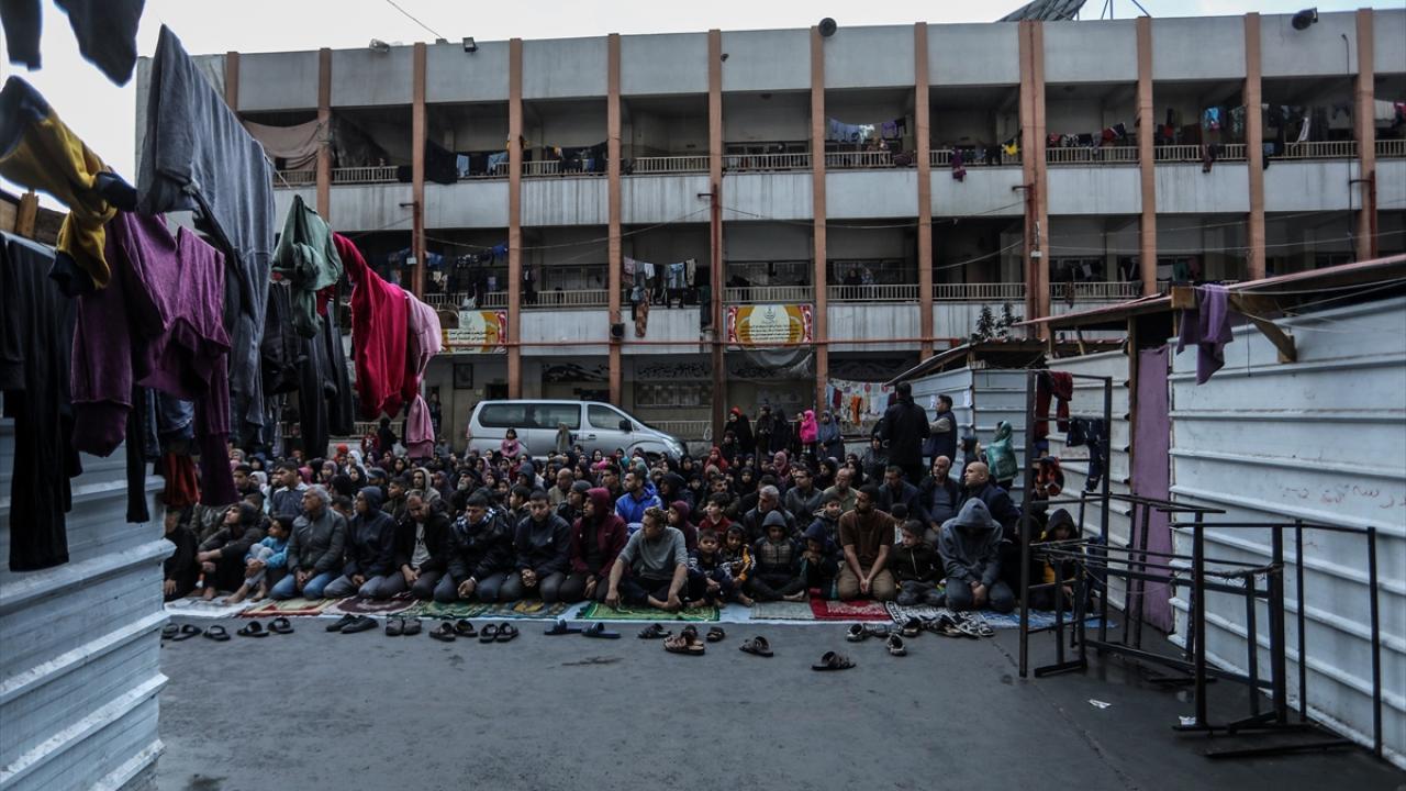 Refah kentindeki bir okula sığınan Filistinliler, bayram namazını ...