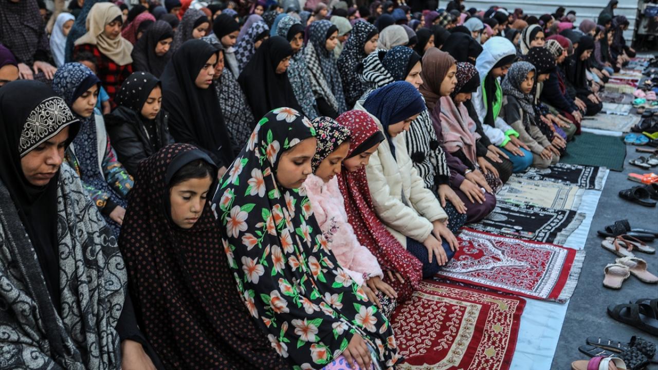 Refah kentindeki bir okula sığınan Filistinliler, bayram namazını ...