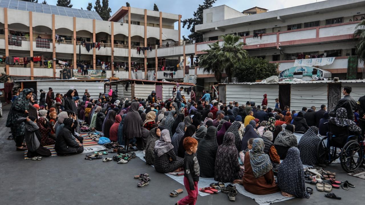 Refah kentindeki bir okula sığınan Filistinliler, bayram namazını ...