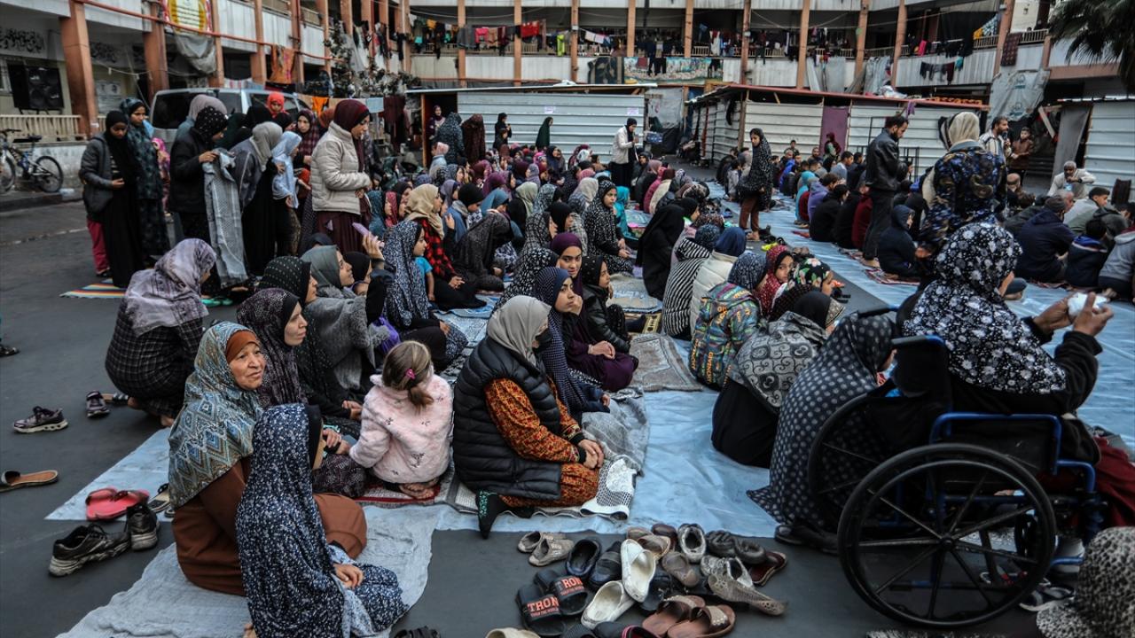 Refah kentindeki bir okula sığınan Filistinliler, bayram namazını ...