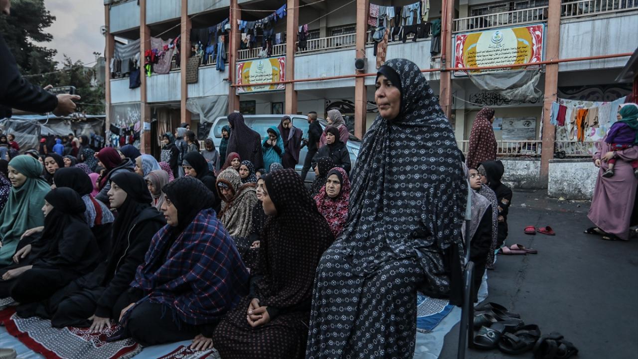 Refah kentindeki bir okula sığınan Filistinliler, bayram namazını ...