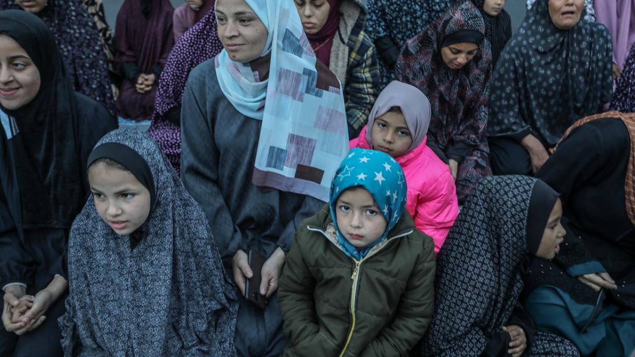 Refah kentindeki bir okula sığınan Filistinliler, bayram namazını ...