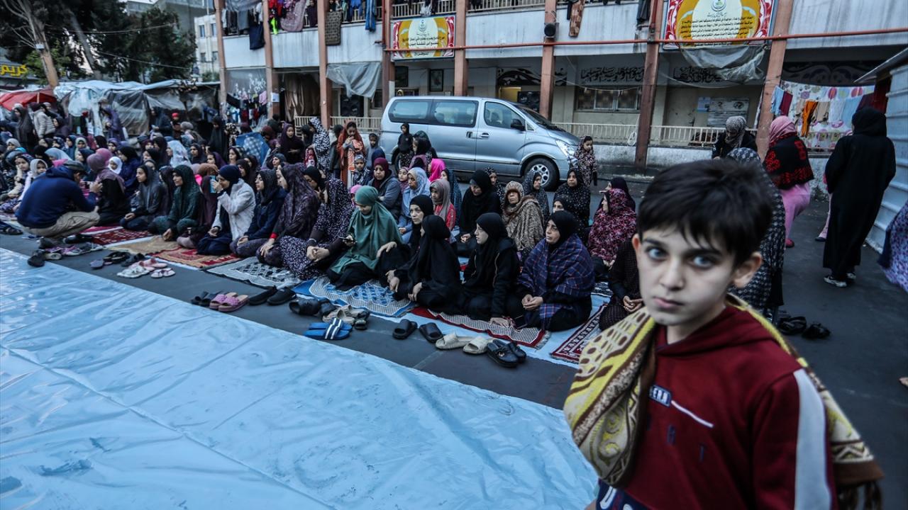 Refah kentindeki bir okula sığınan Filistinliler, bayram namazını ...