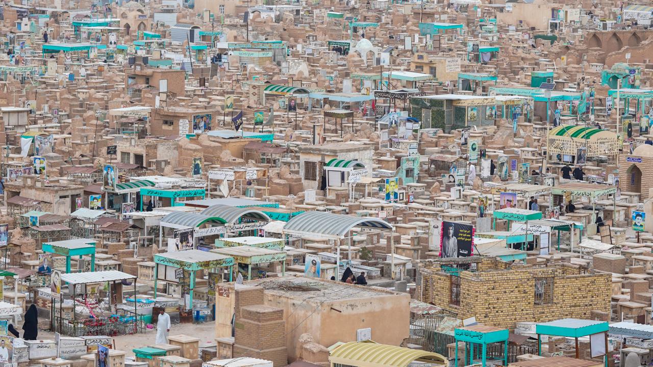 Iraklılar Ramazan Bayramında kabristan ziyaretinde bulundu | TRT Haber ...