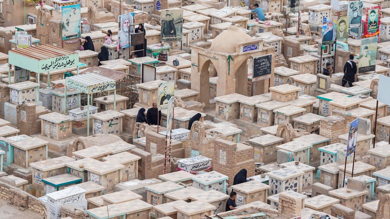 Iraklılar Ramazan Bayramında kabristan ziyaretinde bulundu | TRT Haber ...