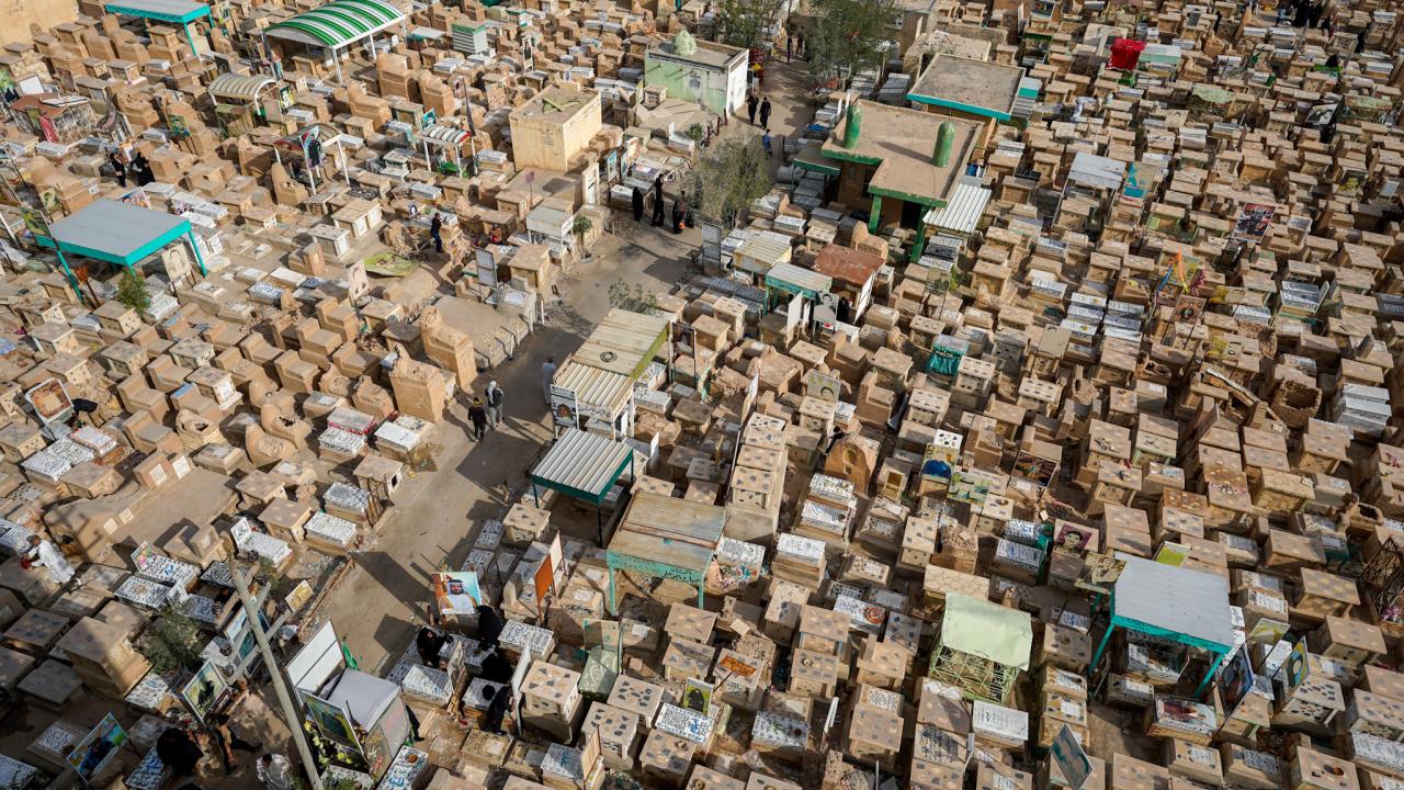 Iraklılar Ramazan Bayramında kabristan ziyaretinde bulundu | TRT Haber ...