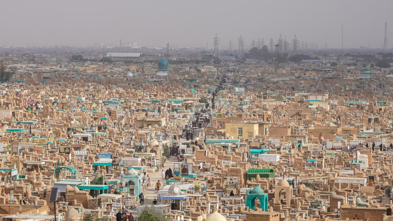 Iraklılar Ramazan Bayramında kabristan ziyaretinde bulundu | TRT Haber ...