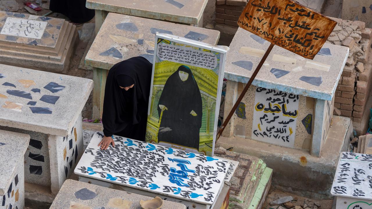 Iraklılar Ramazan Bayramında kabristan ziyaretinde bulundu | TRT Haber ...