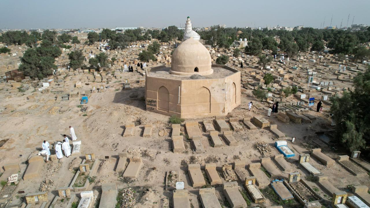 Iraklılar Ramazan Bayramında kabristan ziyaretinde bulundu | TRT Haber ...