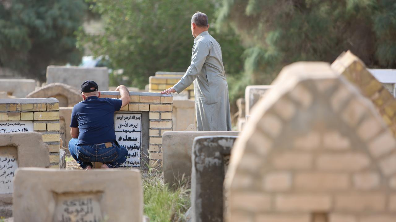 Iraklılar Ramazan Bayramında kabristan ziyaretinde bulundu | TRT Haber ...