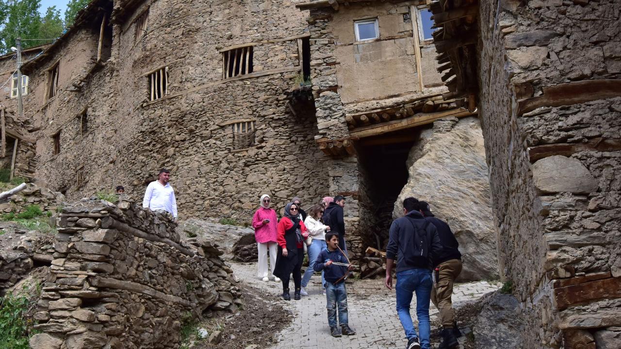 Fotoğraf tutkunları Bitlis'teki taş evleri görüntüledi | TRT Haber Foto ...