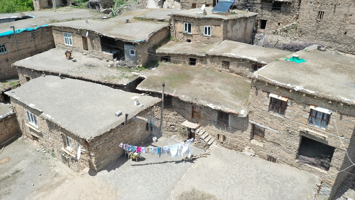 Fotoğraf tutkunları Bitlis'teki taş evleri görüntüledi | TRT Haber Foto ...