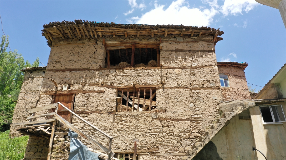 Fotoğraf tutkunları Bitlis'teki taş evleri görüntüledi | TRT Haber Foto ...