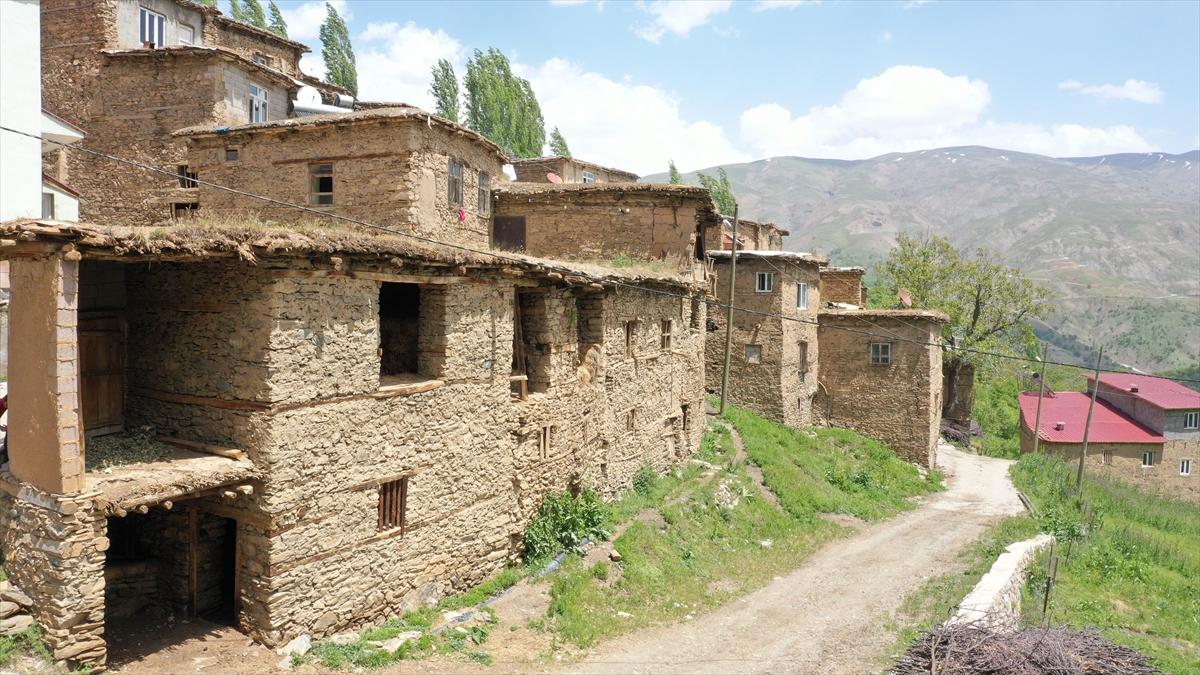 Fotoğraf tutkunları Bitlis'teki taş evleri görüntüledi | TRT Haber Foto ...