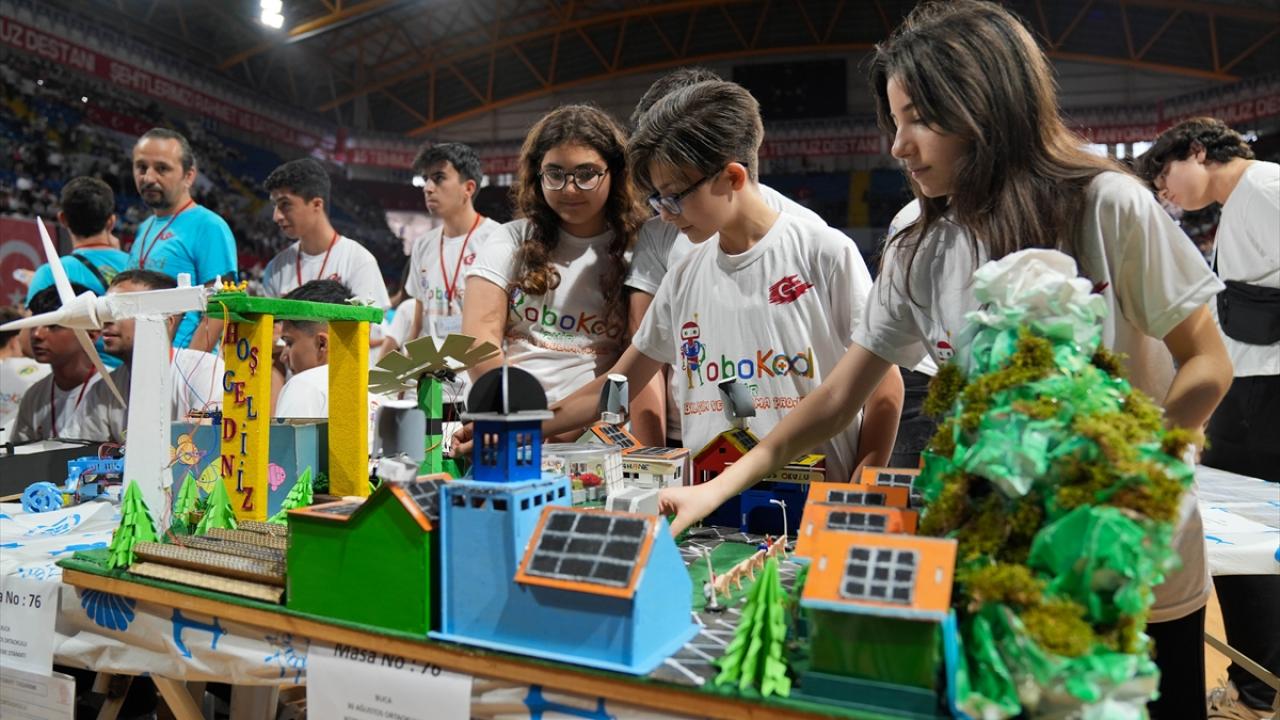 İzmirde öğrencilerin Robotik Kodlama Projeleri şenlikte Sergilendi Trt Haber Foto Galeri
