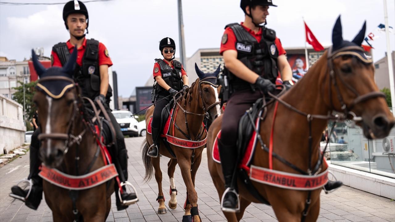 Atlı polisler yerli ve yabancı turistlerin gözdesi oldu | TRT Haber ...