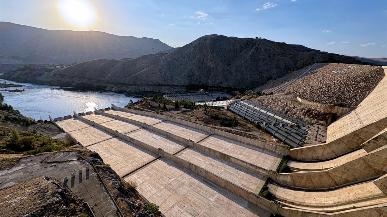 Keban Barajı 50 yıldır su ürünlerinin yetiştirilmesine ve tarımsal ...