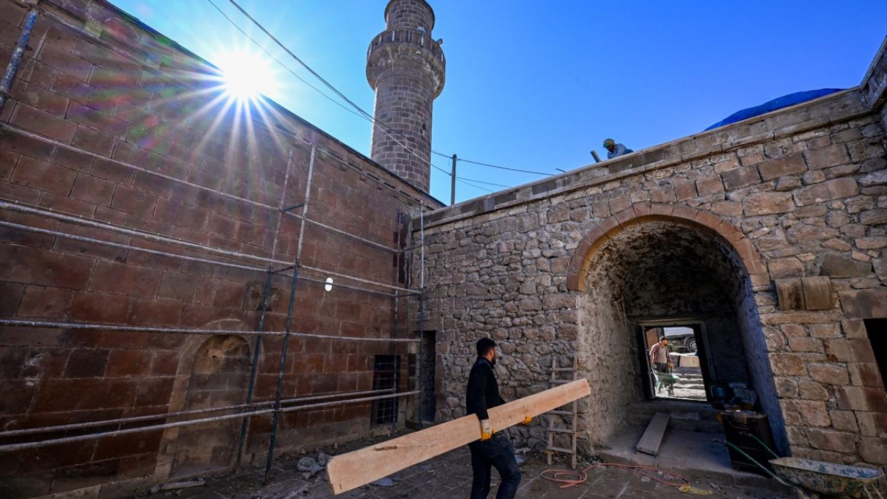 Van'daki tarihi İzzeddin Şir Camii ve Medresesi restore ediliyor | TRT ...