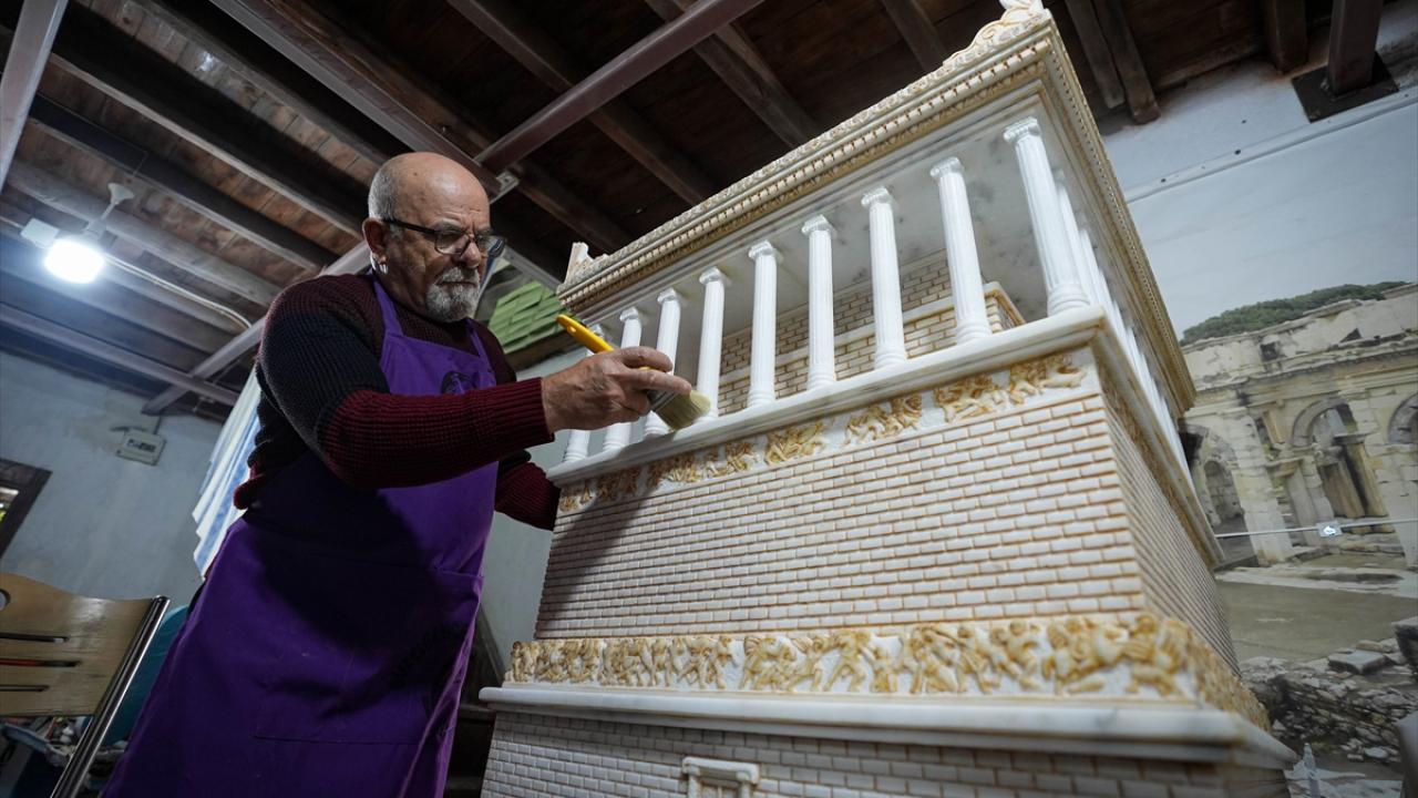 "Yaşayan İnsan Hazinesi" taş işlemecisi, dünya harikalarını mermere ...