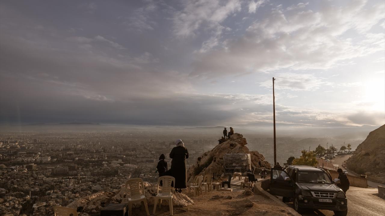 Suriyeliler Kasyun Dağı'ndan Şam manzarasının tadını çıkarıyor | TRT ...