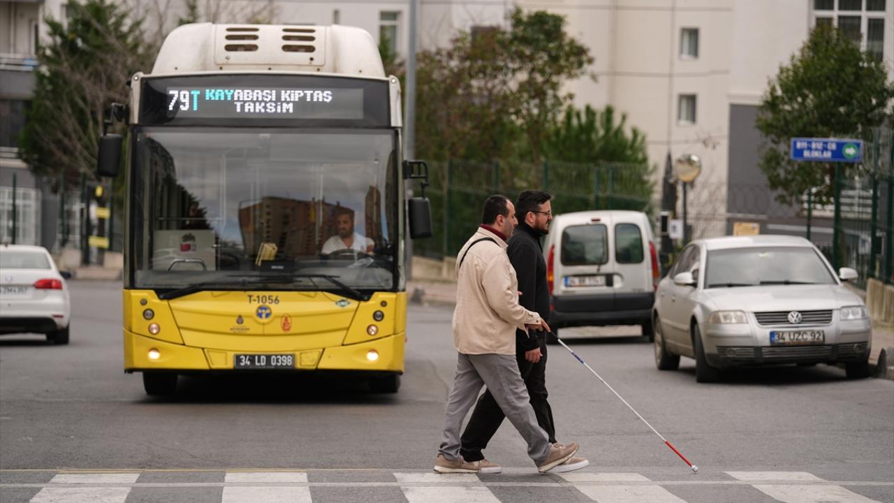Görme engelli Serhat Esen, 3 yıldır tek başına kılavuz yol mücadelesi ...