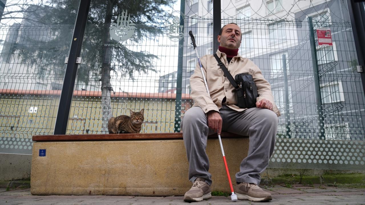 Görme engelli Serhat Esen, 3 yıldır tek başına kılavuz yol mücadelesi ...