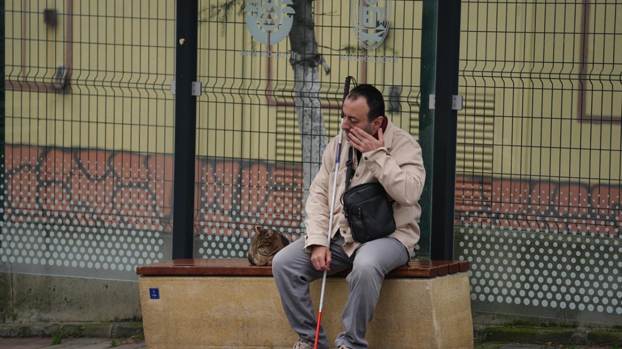 Görme engelli Serhat Esen, 3 yıldır tek başına kılavuz yol mücadelesi ...