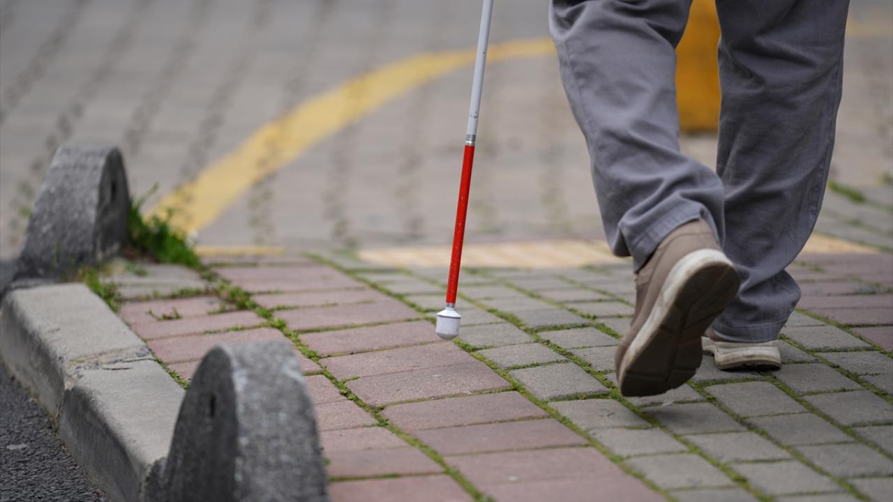 Görme engelli Serhat Esen, 3 yıldır tek başına kılavuz yol mücadelesi ...