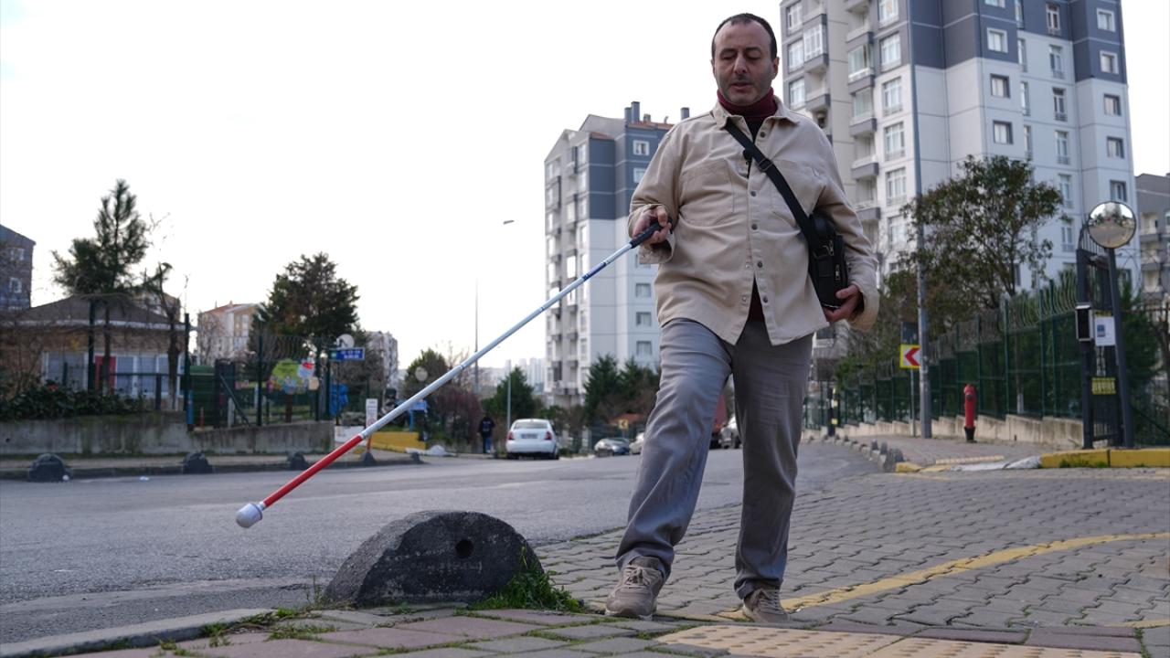 Görme engelli Serhat Esen, 3 yıldır tek başına kılavuz yol mücadelesi ...