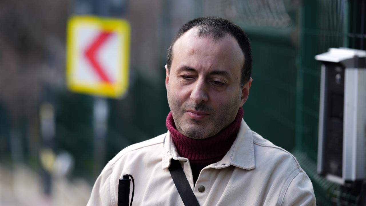 Görme engelli Serhat Esen, 3 yıldır tek başına kılavuz yol mücadelesi ...