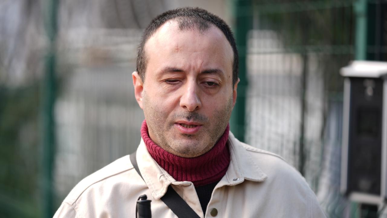 Görme engelli Serhat Esen, 3 yıldır tek başına kılavuz yol mücadelesi ...