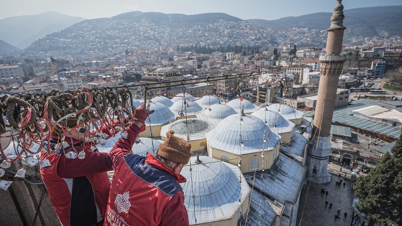 Bursa'daki tarihi Ulu Cami'ye "Allah iyilik yapanları sever" yazılı ...