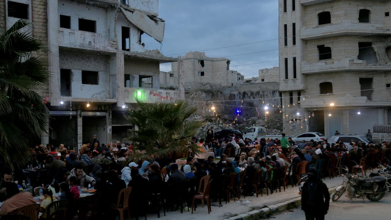 Enkaz haline gelen İdlib'de toplu iftar | TRT Haber Foto Galeri