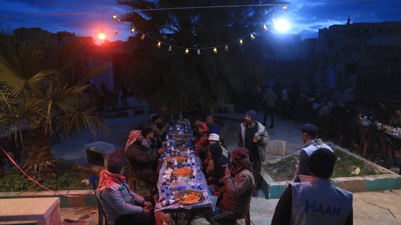 Enkaz haline gelen İdlib'de toplu iftar | TRT Haber Foto Galeri