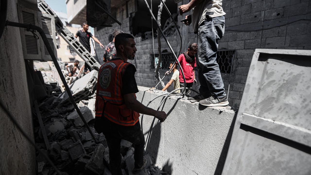 Katil İsrail saldırılarına ara vermiyor: 4 ölü, çok sayıda yaralı var ...